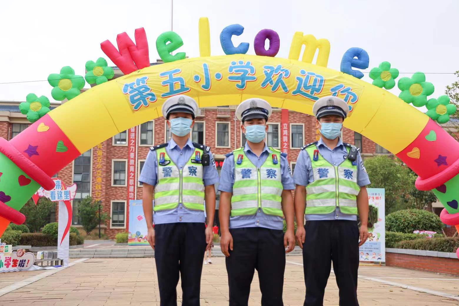 民警叔叔进校园 交通安全齐维护 ——江西高速警察直属二分局第五大队民警走进湖口县第五小学 第五小学